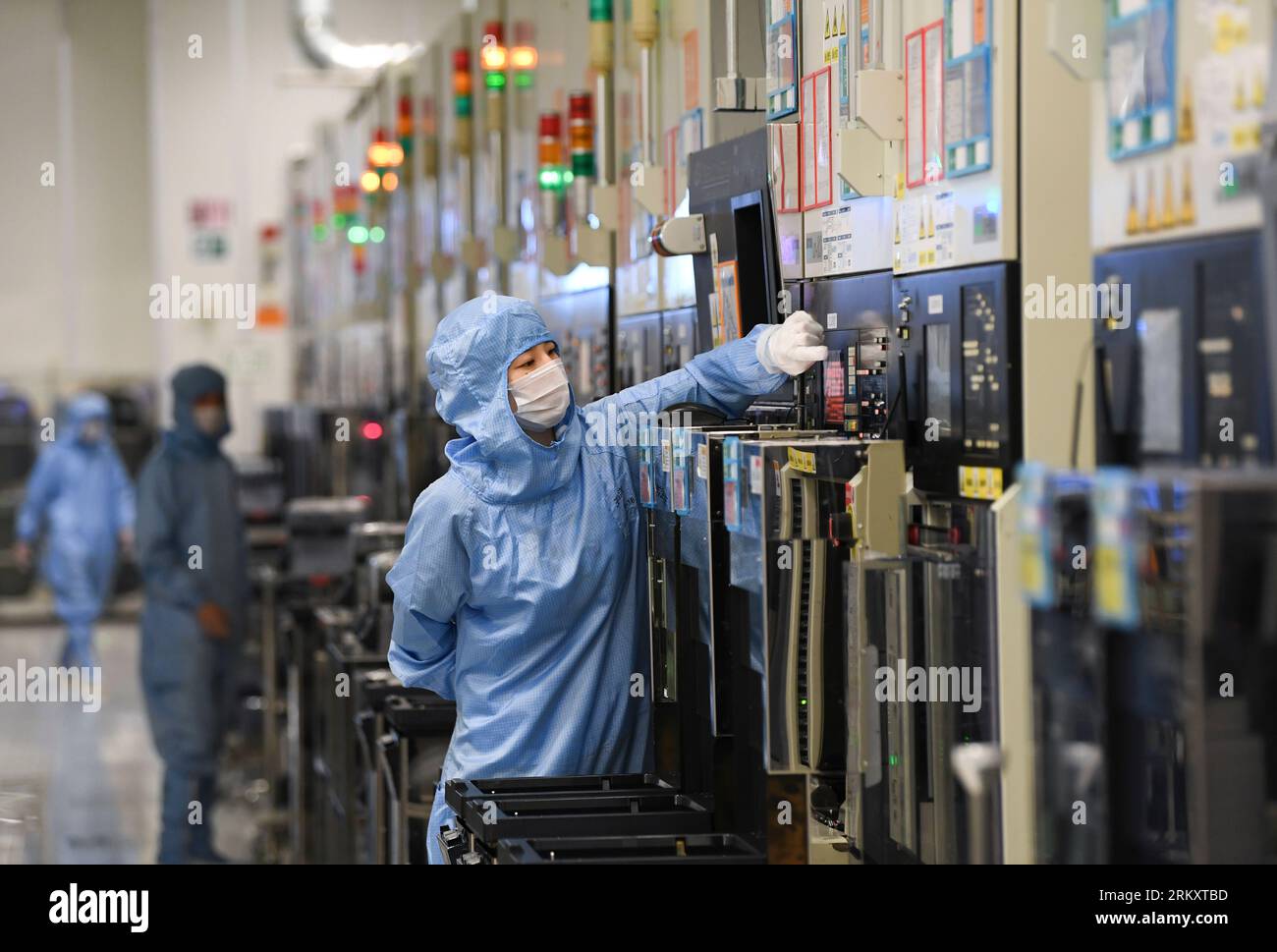 Semiconductor wafer hi-res stock photography and images - Alamy
