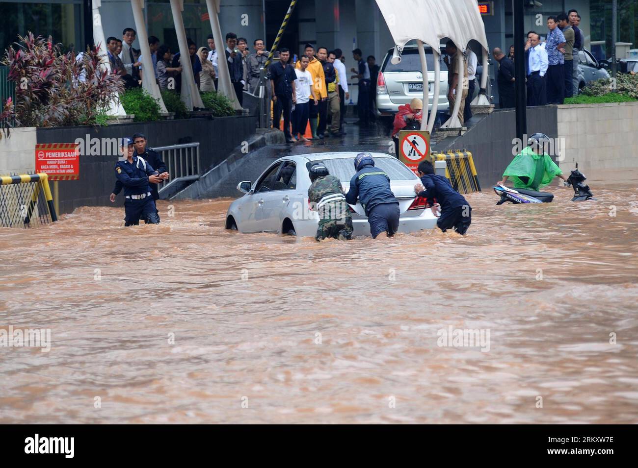 Push car in flood hi-res stock photography and images - Alamy