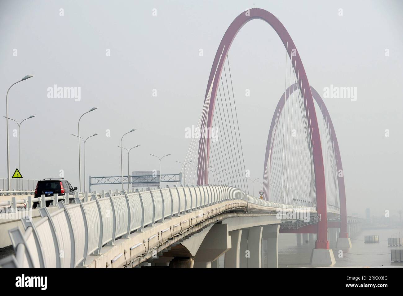 Bildnummer: 59103169 Datum: 18.01.2013 Copyright: imago/Xinhua Cars run ...