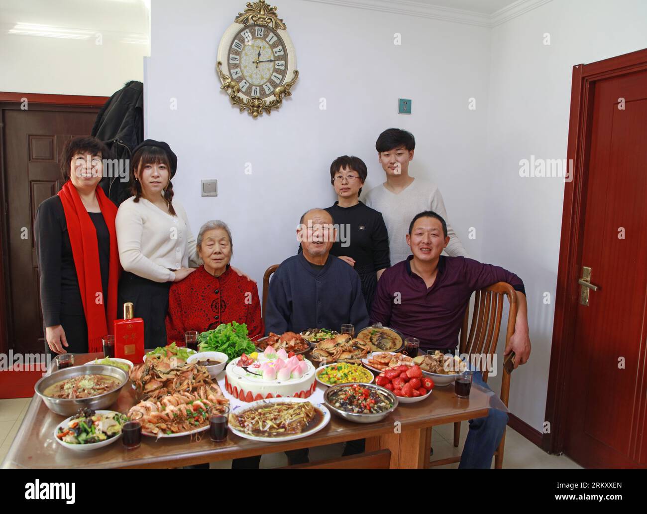Big chinese family hi-res stock photography and images - Alamy