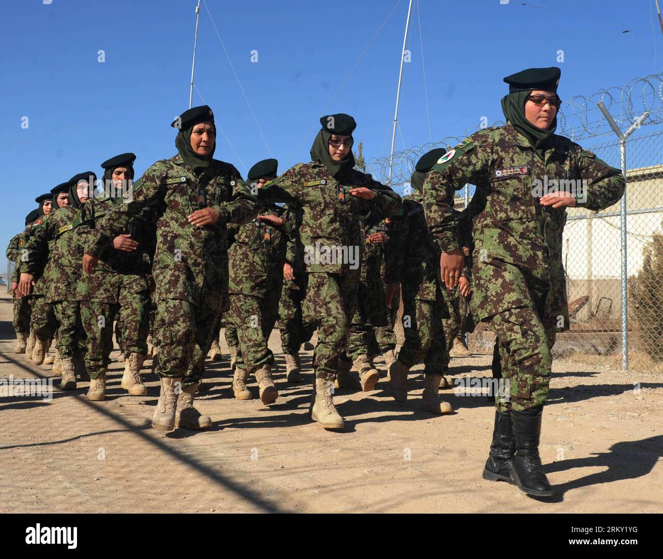 Women army officer hi-res stock photography and images - Alamy