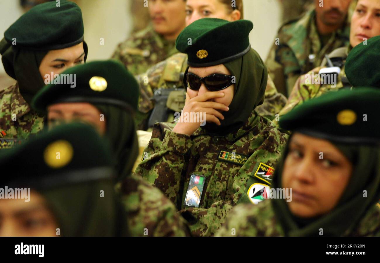 Women army officer hi-res stock photography and images - Alamy