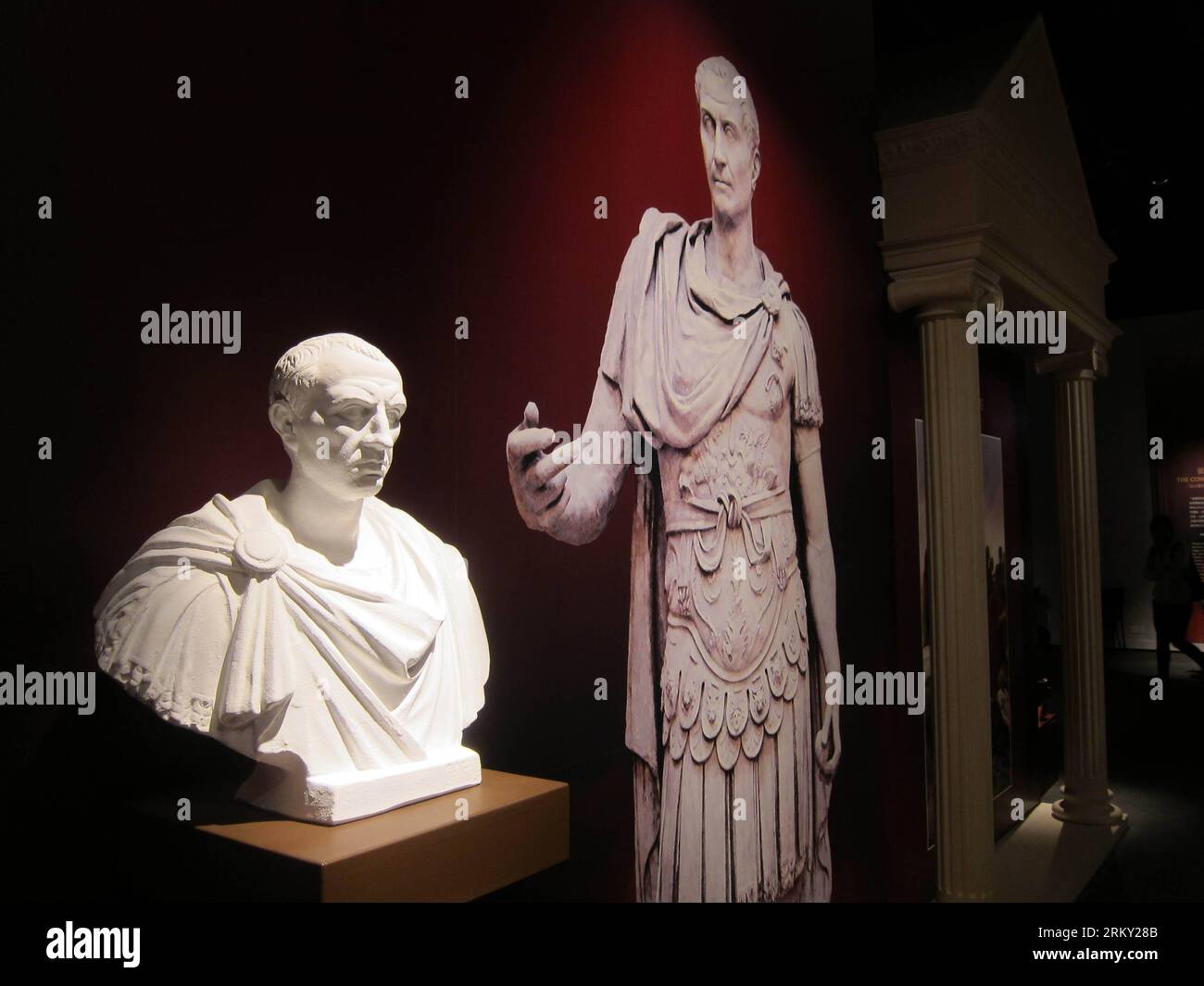 China antike show hi-res stock photography and images - Alamy