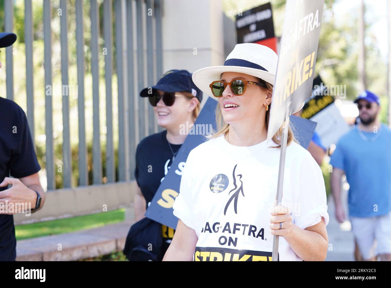 Photo by: gotpap/STAR MAX/IPx 2023 8/25/23 Elizabeth Banks and Amy ...
