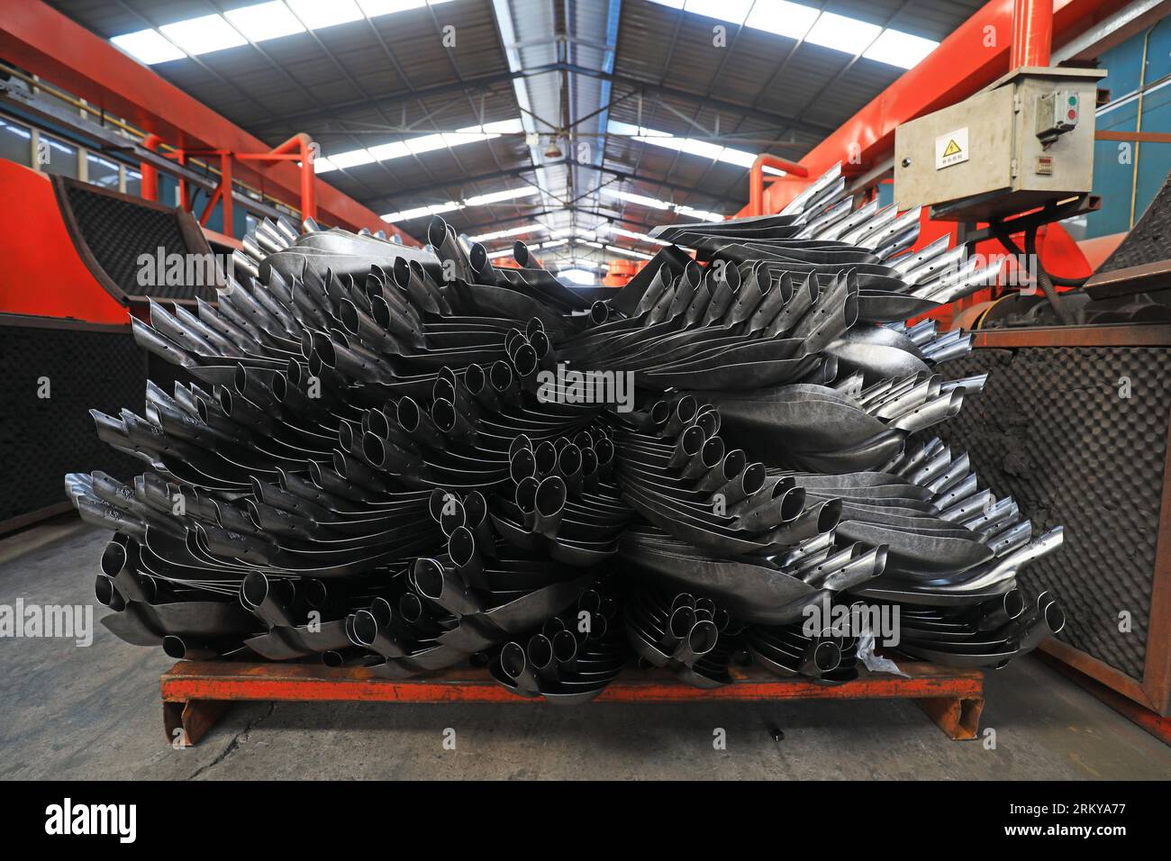 production line of steel spade polishing, LUANNAN COUNTY, Hebei ...