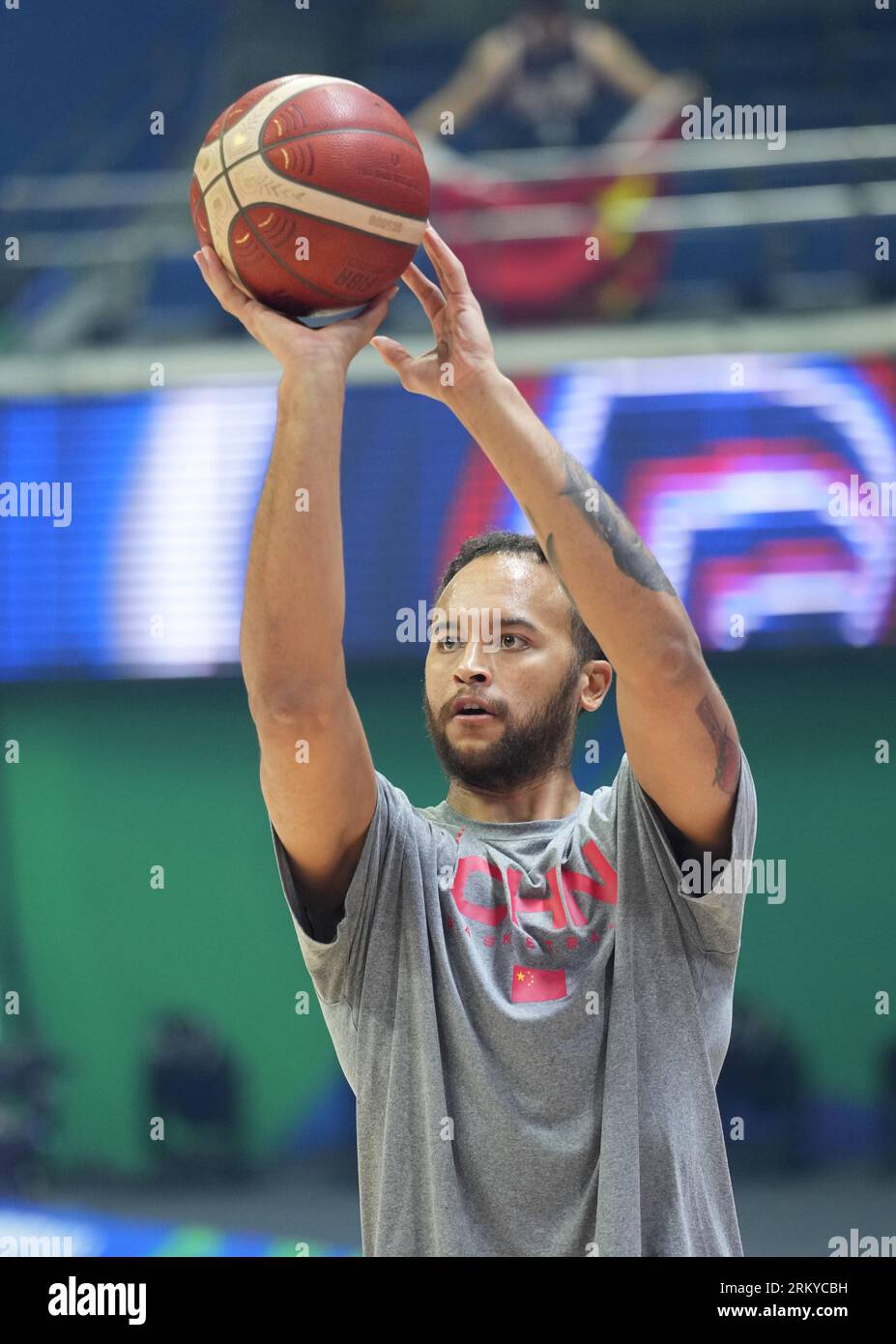 Manila, Philippines. 26th Aug, 2023. Li Kaier of China warms up prior ...