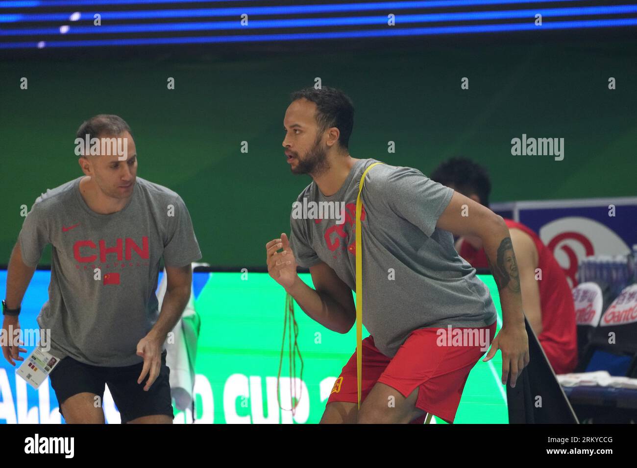 Manila, Philippines. 26th Aug, 2023. Li Kaier (R) of China warms up ...