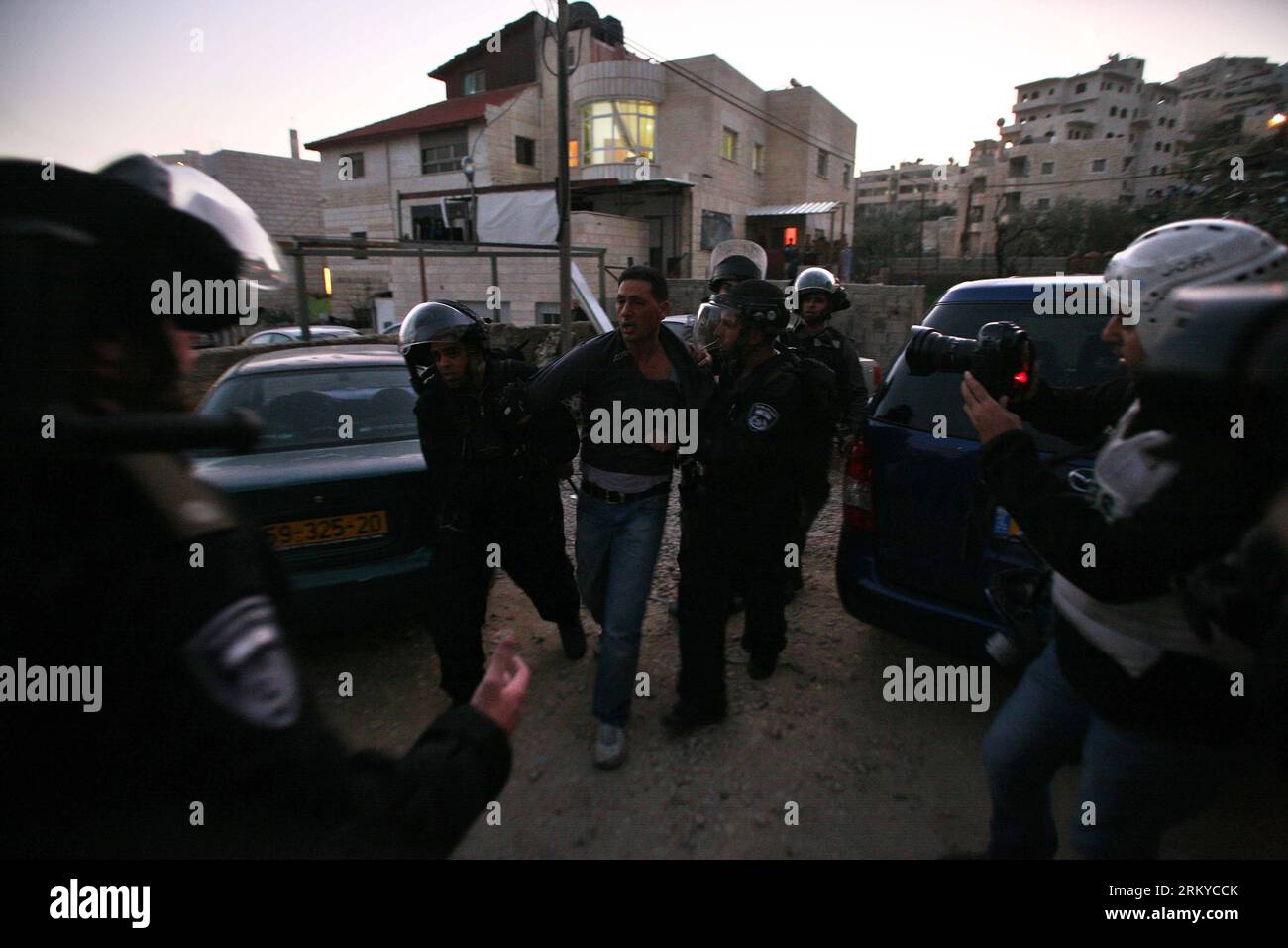 Palestinian stone thrower hi-res stock photography and images - Alamy