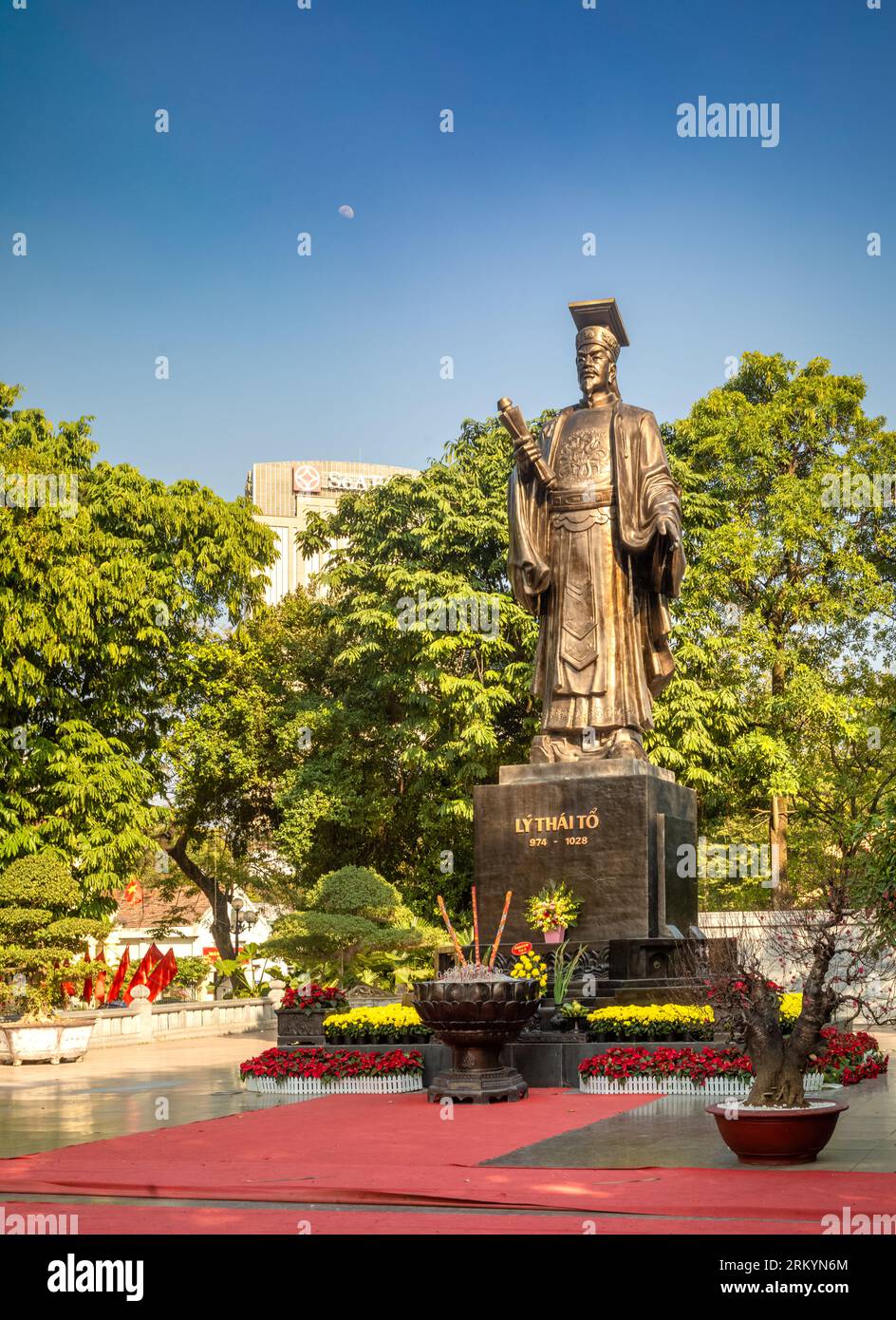 The iconic statue of revered Vietnamese king Le Thai To who lived from ...