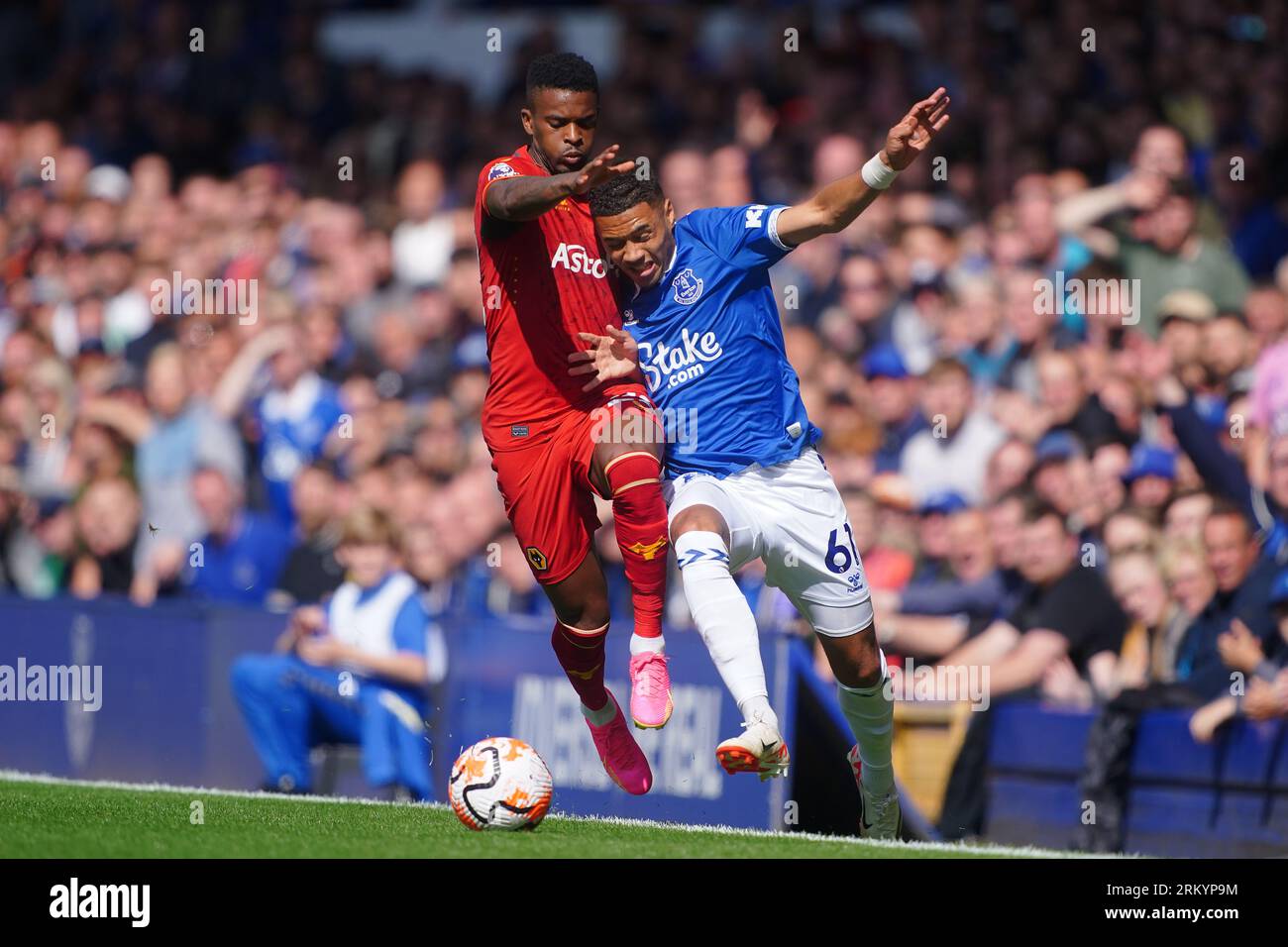 Everton's Lewis Dobbin (right) and Wolverhampton Wanderers' Nelson ...