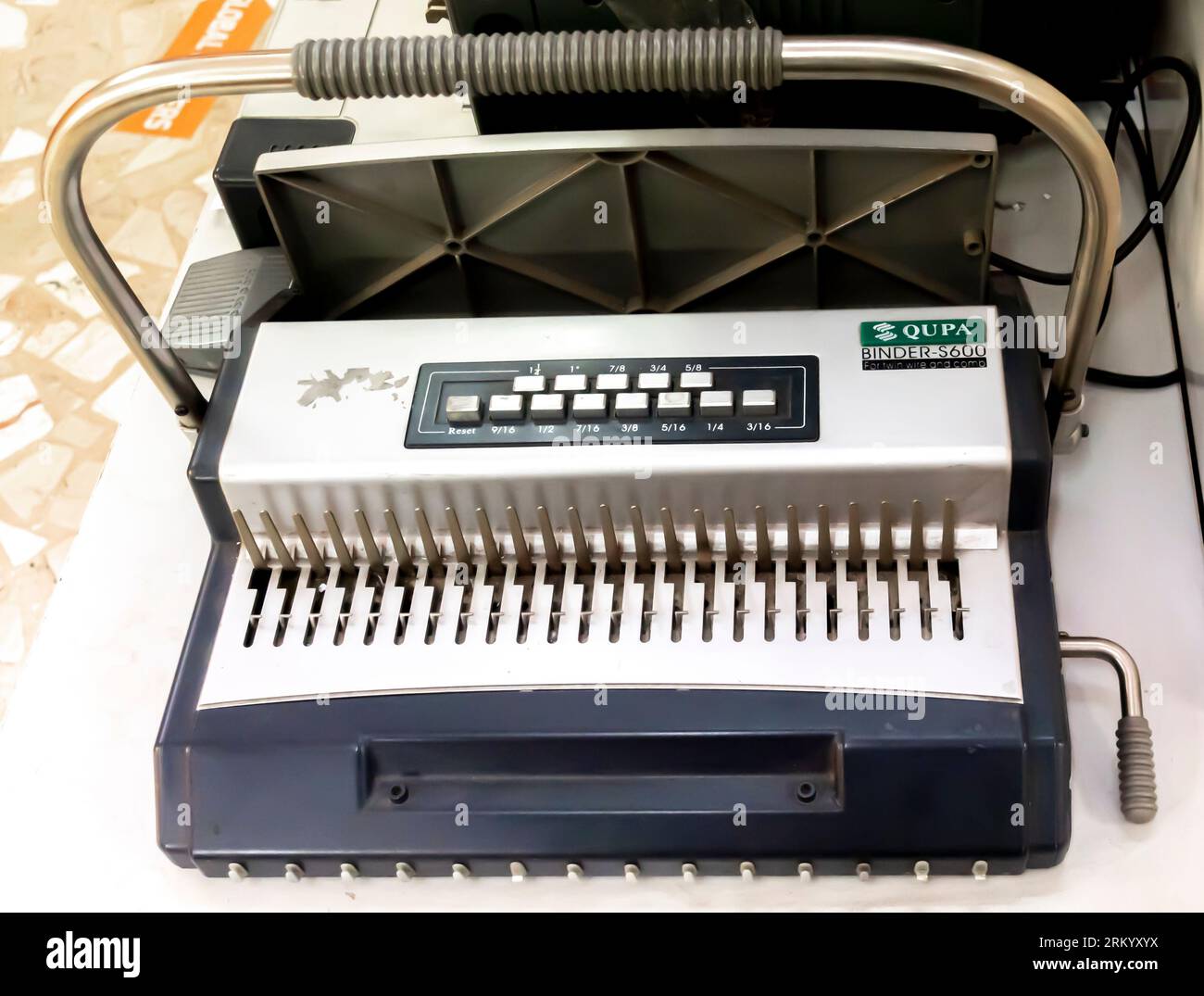 Closing machine hi-res stock photography and images - Alamy