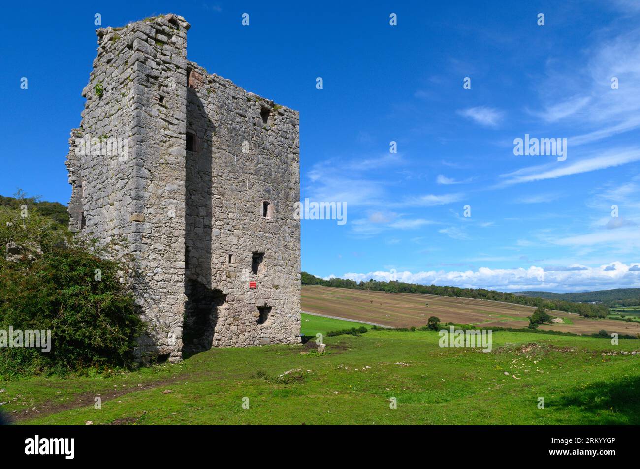 Limestone tower ruins hi-res stock photography and images - Alamy