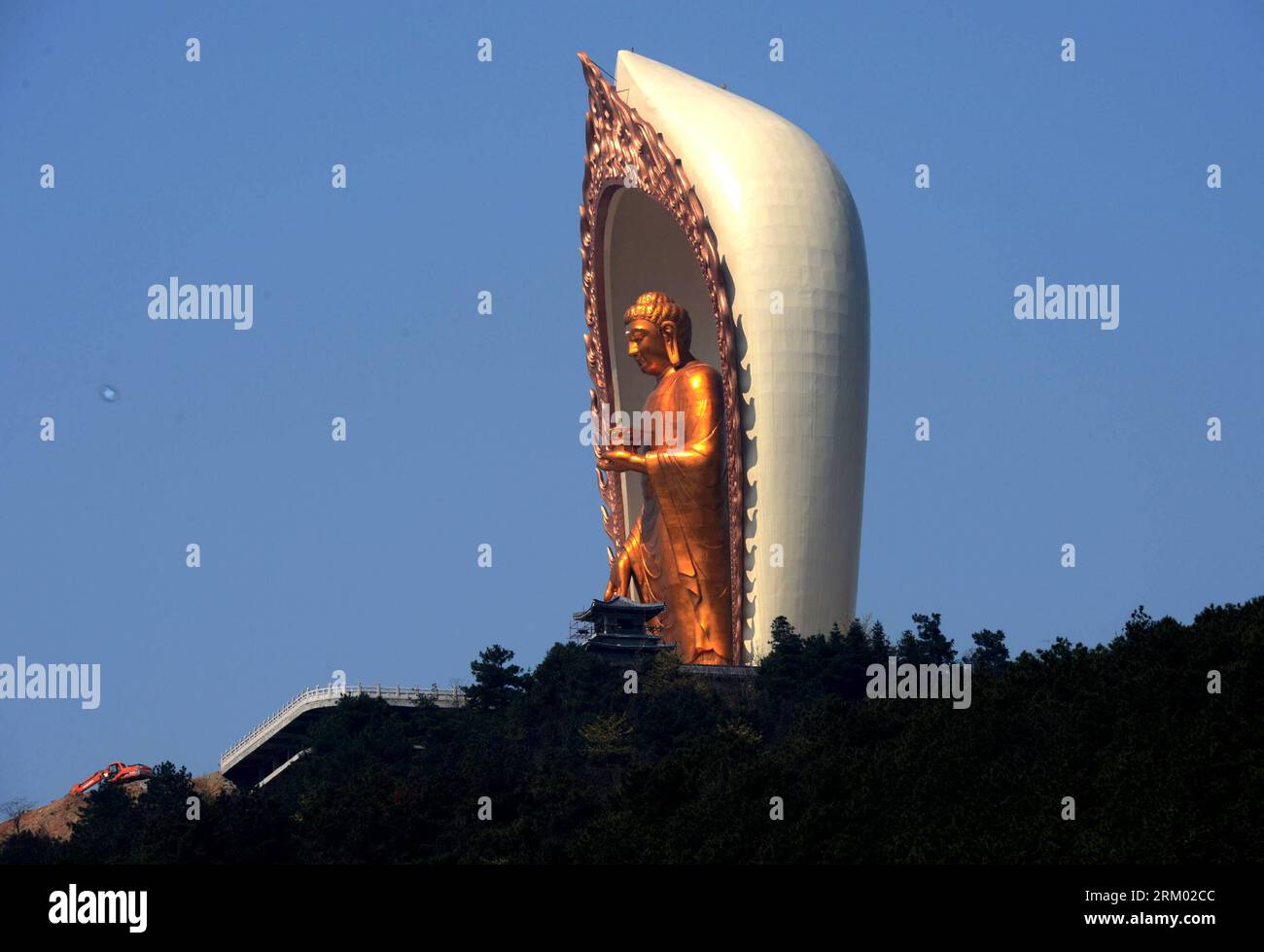 Donglin buddha hi-res stock photography and images - Alamy