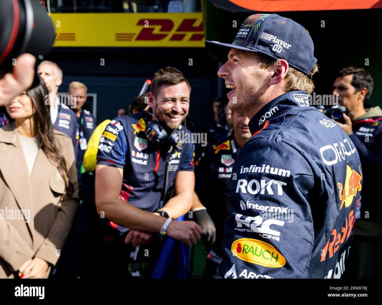 ZANDVOORT - Max Verstappen (Red Bull Racing) with his mechanics and ...