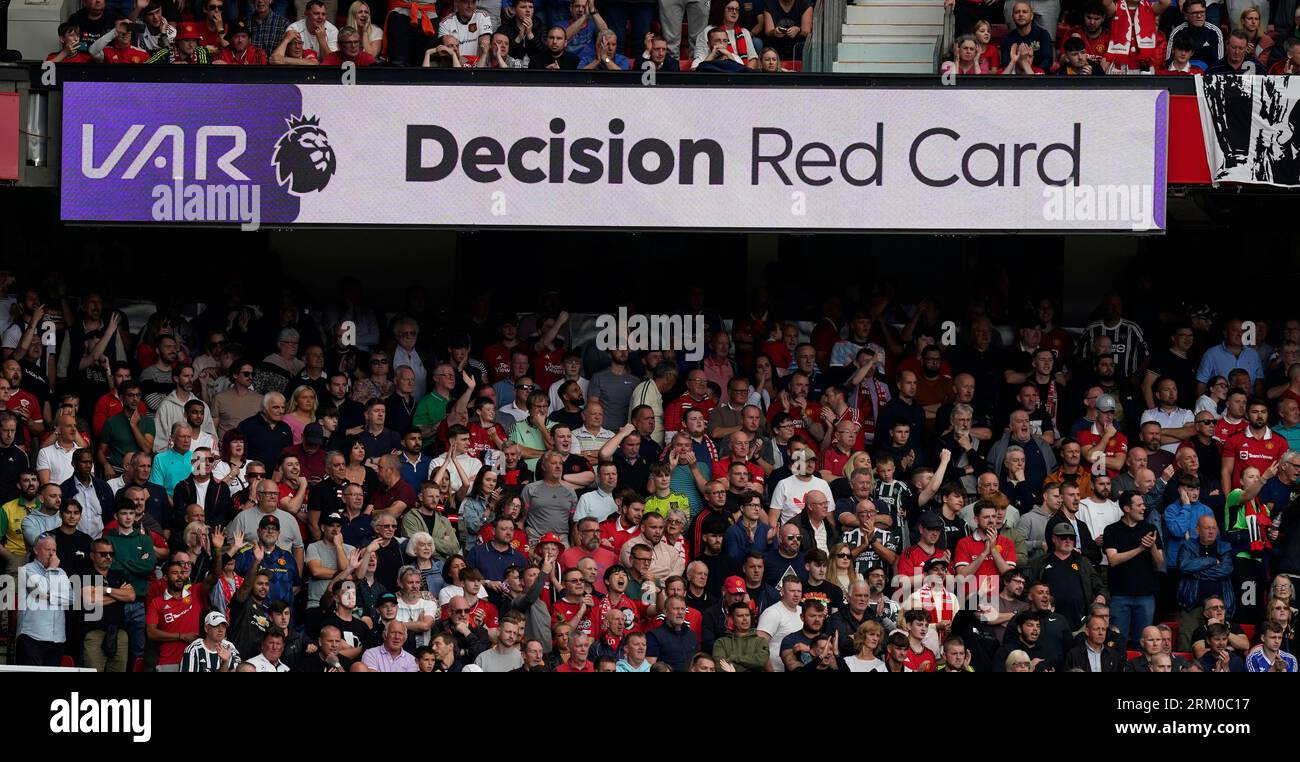 Var red card check hi-res stock photography and images - Alamy