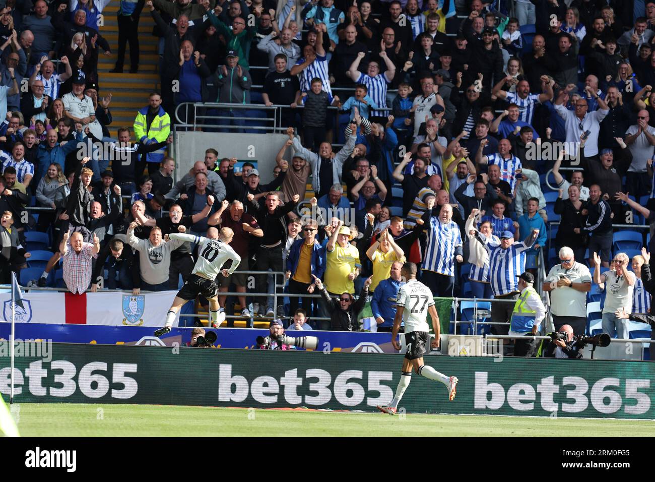 Sheffield wednesday fans hi-res stock photography and images - Alamy