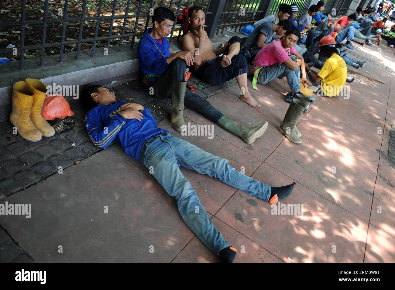 Construction workers on rest break hi-res stock photography and images ...