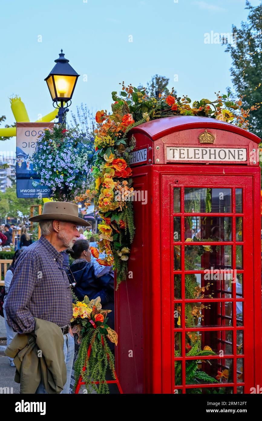 Red telephone booth flowers hi-res stock photography and images - Alamy