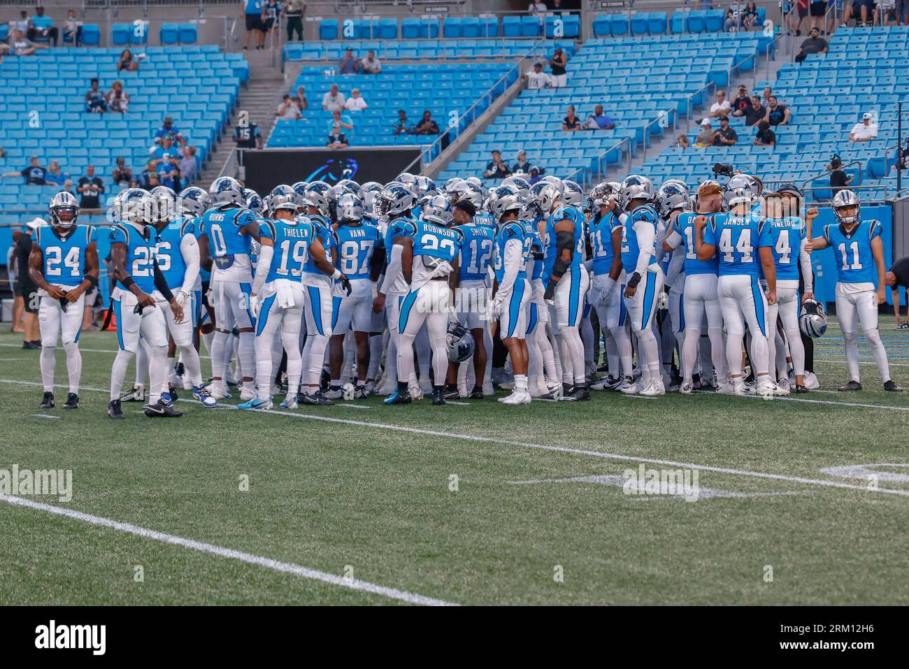 Team huddle hi-res stock photography and images - Alamy