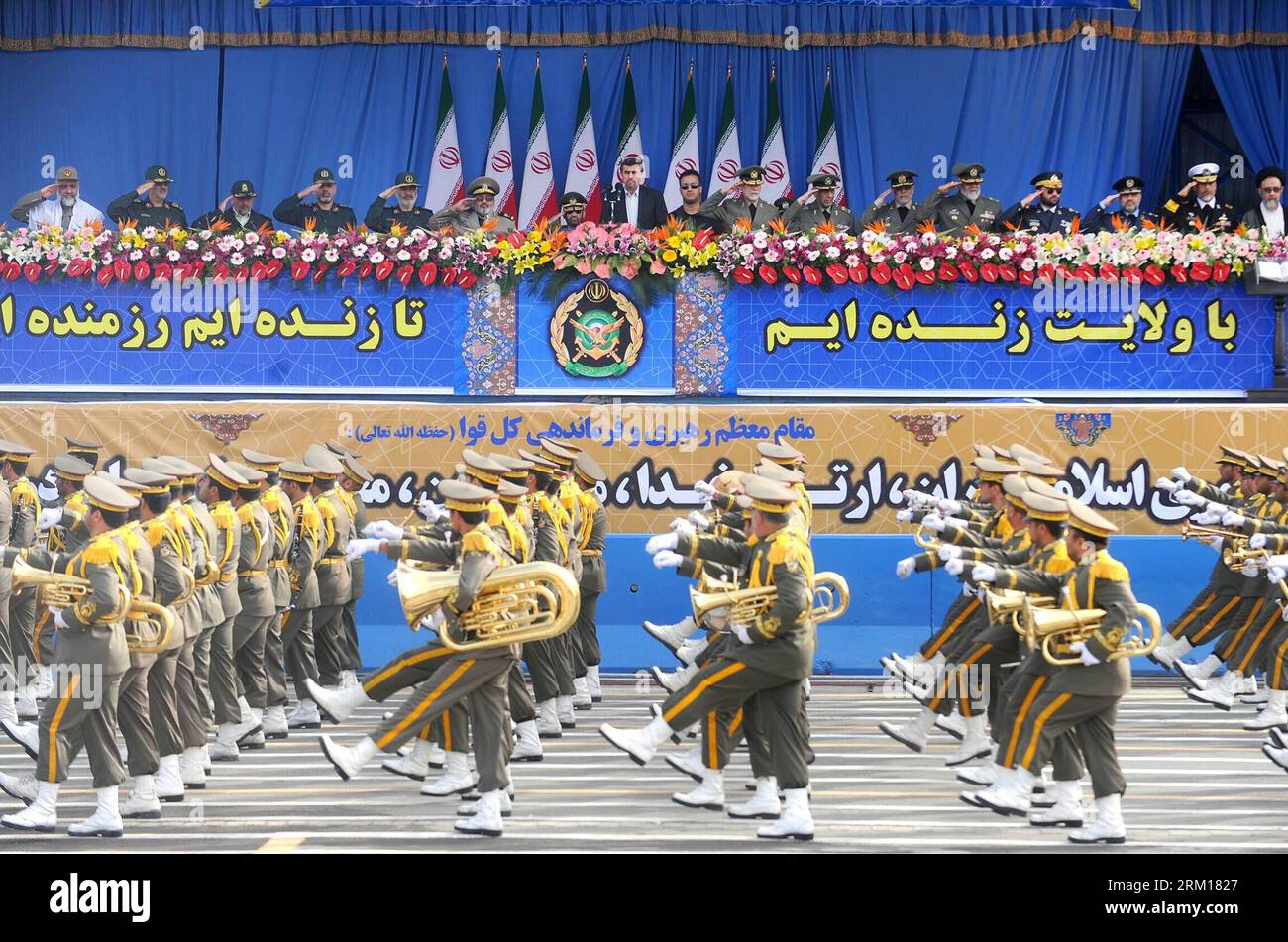 Iran army marching hi-res stock photography and images - Alamy