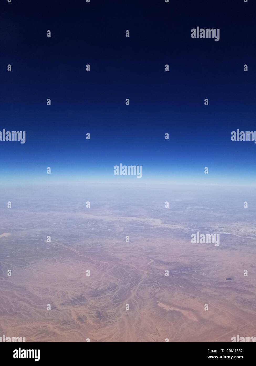 Horizon and blue skyline hi-res stock photography and images - Alamy