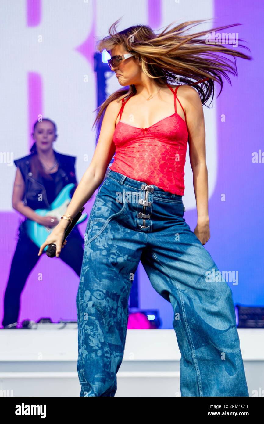 Mimi webb live concert hi-res stock photography and images - Alamy