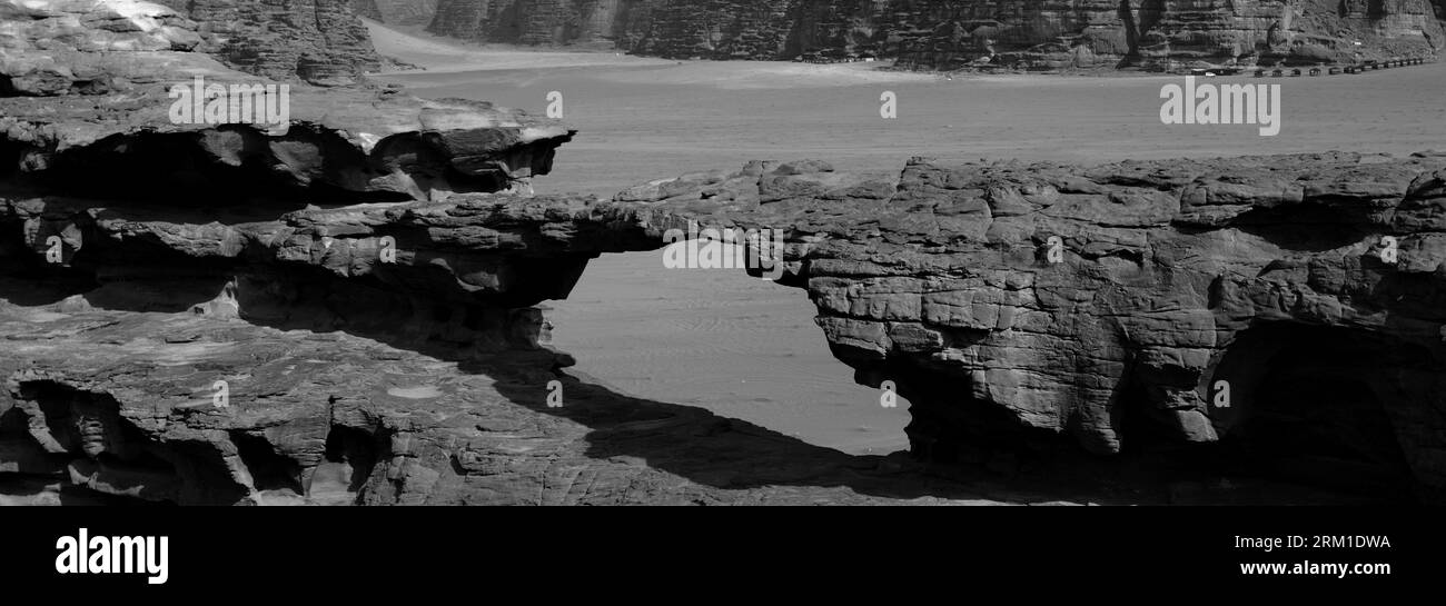 The Little Rock bridge (Raqabat al Wadak), Wadi Rum, Unesco World ...