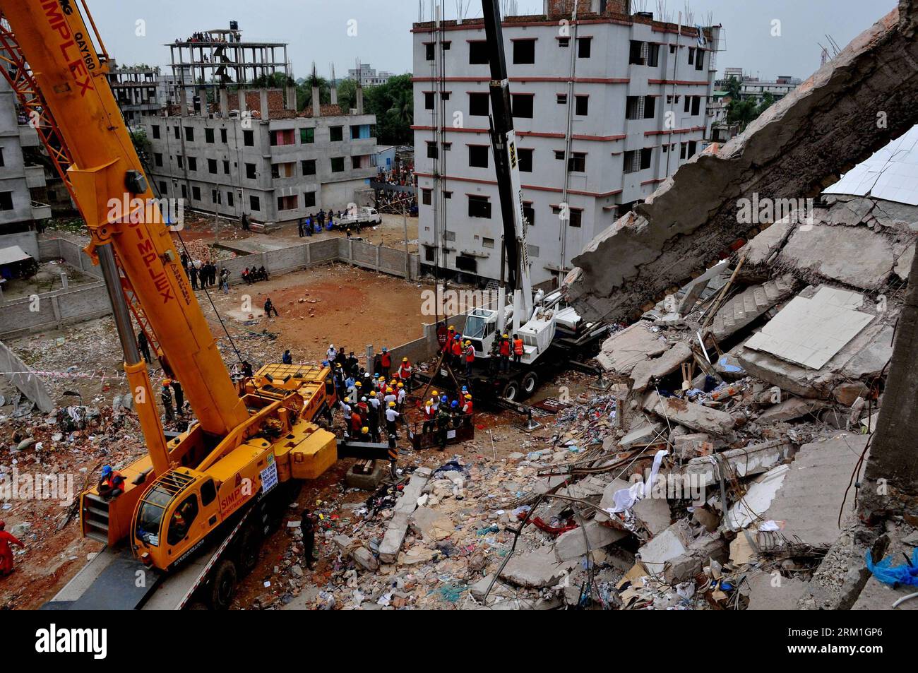 Dhaka building collapse hi-res stock photography and images - Alamy