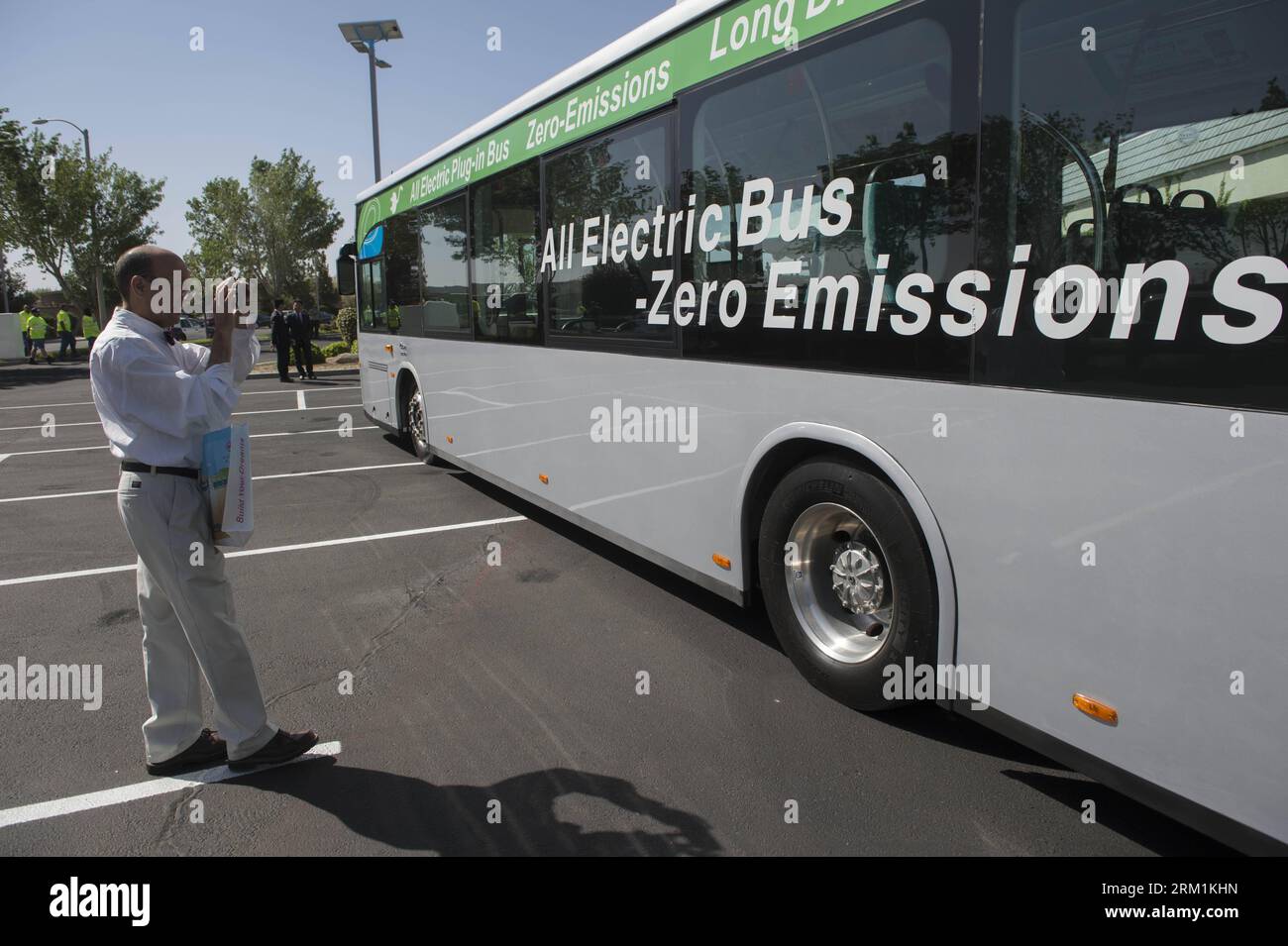 Man opening car for date hi-res stock photography and images - Alamy