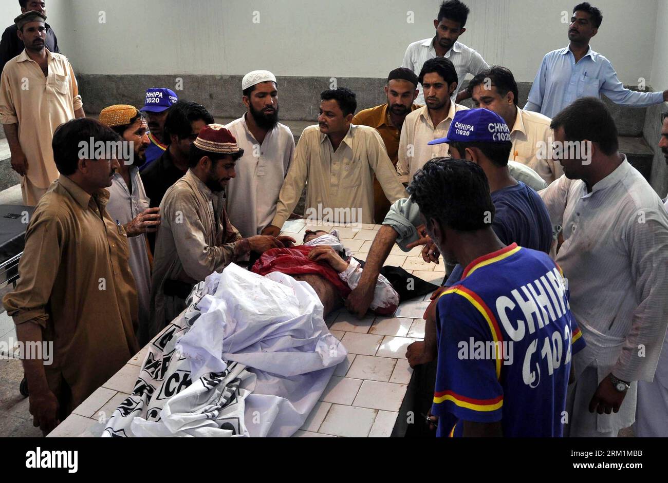 People gather around dead body hi-res stock photography and images - Alamy
