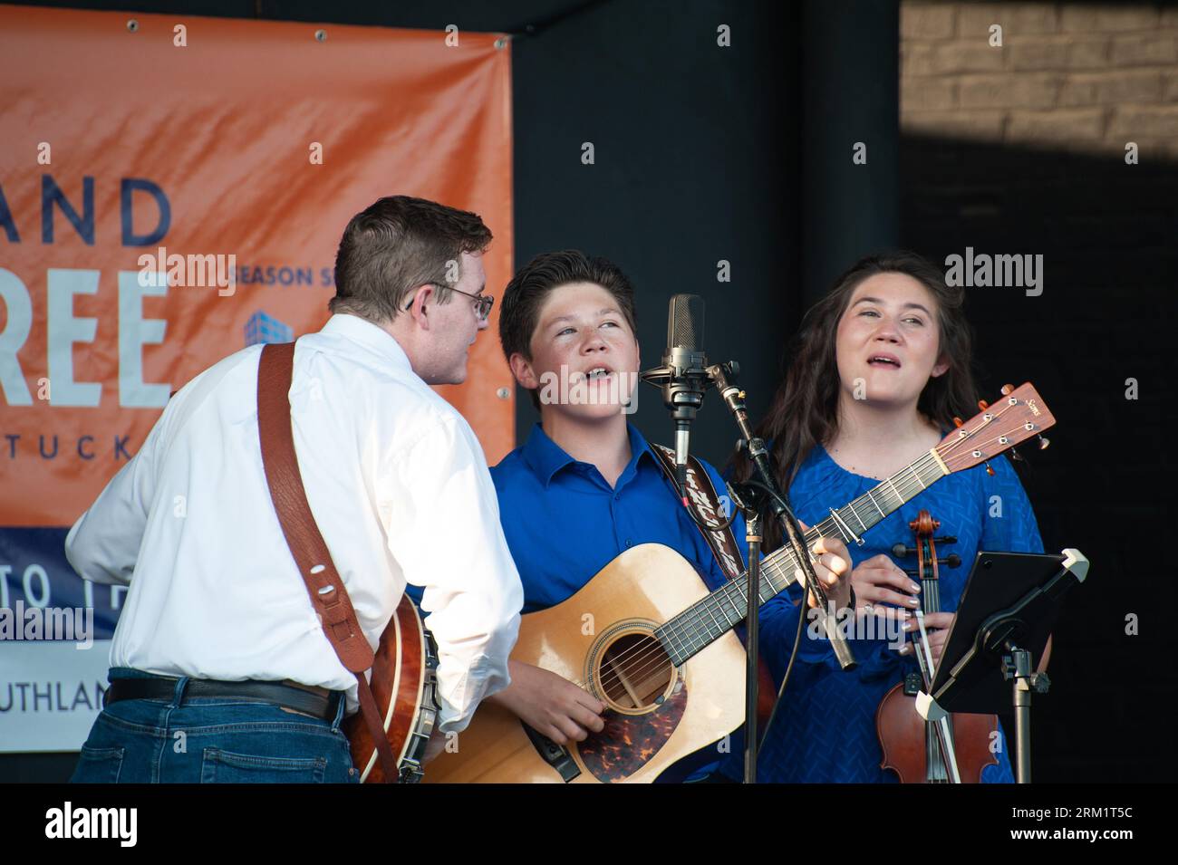 Bluegrass band hi-res stock photography and images - Alamy