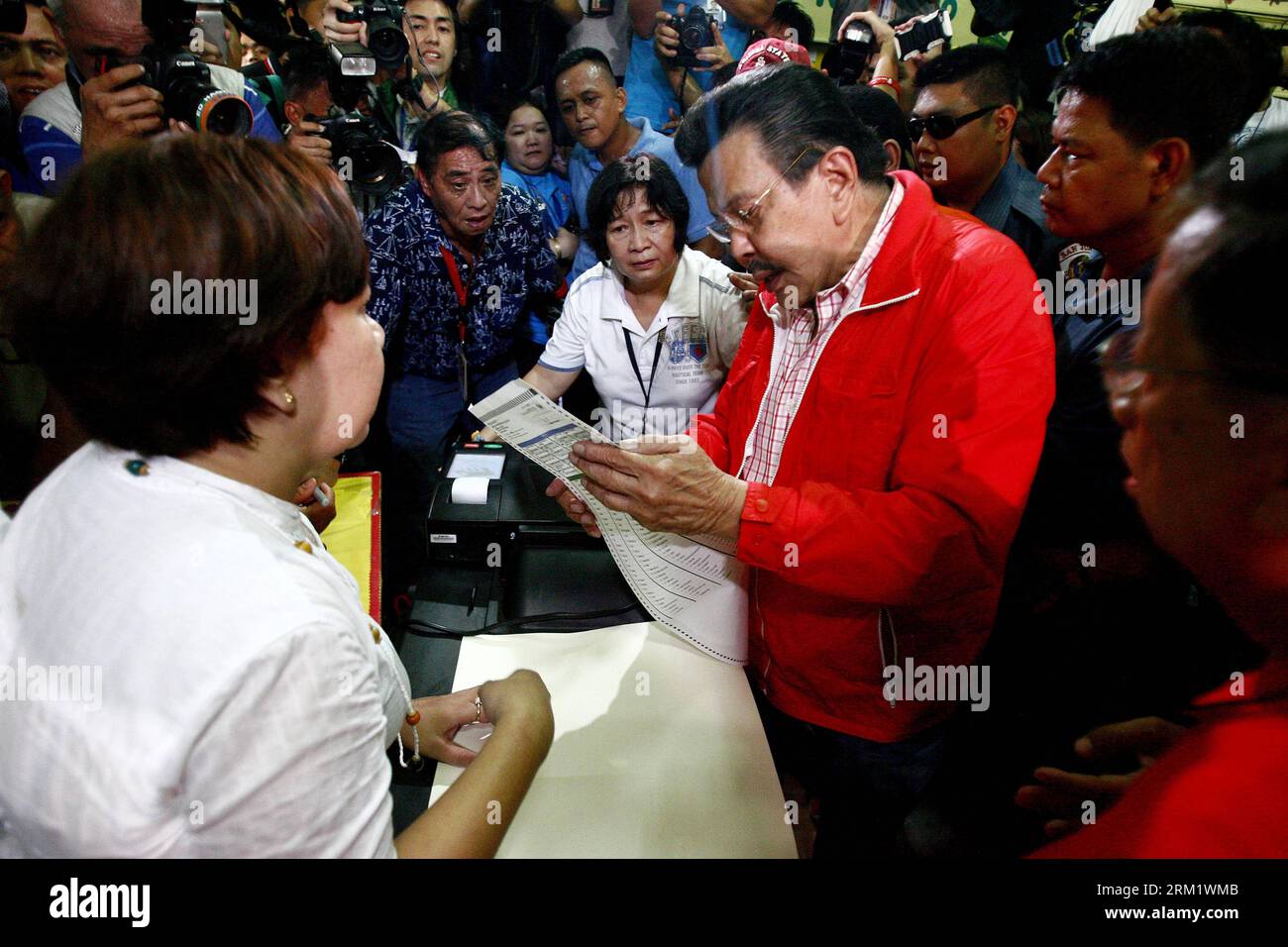 Philippine president joseph estrada in hi-res stock photography and ...