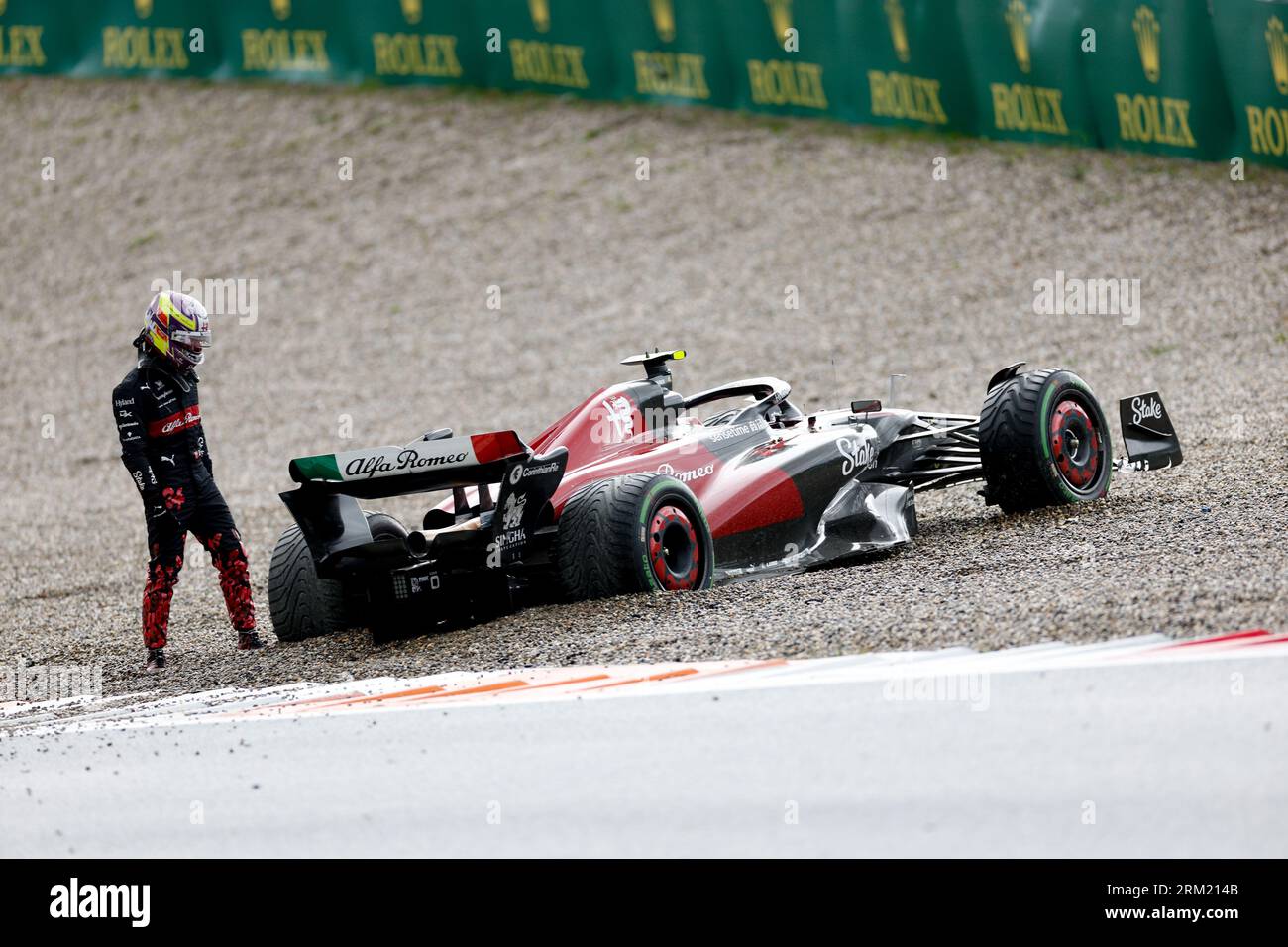 24 ZHOU Guanyu (chi), Alfa Romeo F1 Team Stake C43, action crash ...