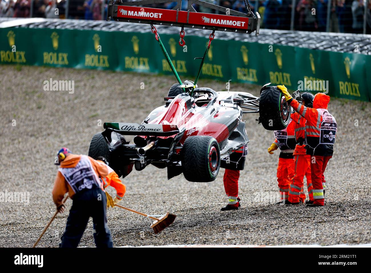 24 ZHOU Guanyu (chi), Alfa Romeo F1 Team Stake C43, marshall ...
