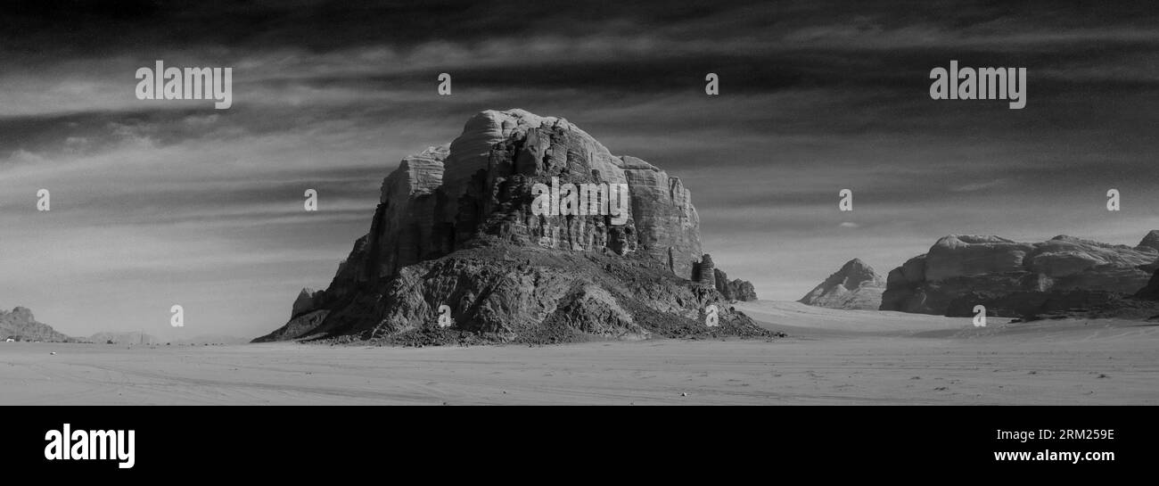 Overview of the Jebel Umm Al Ishrin rock, Wadi Rum, Unesco World ...