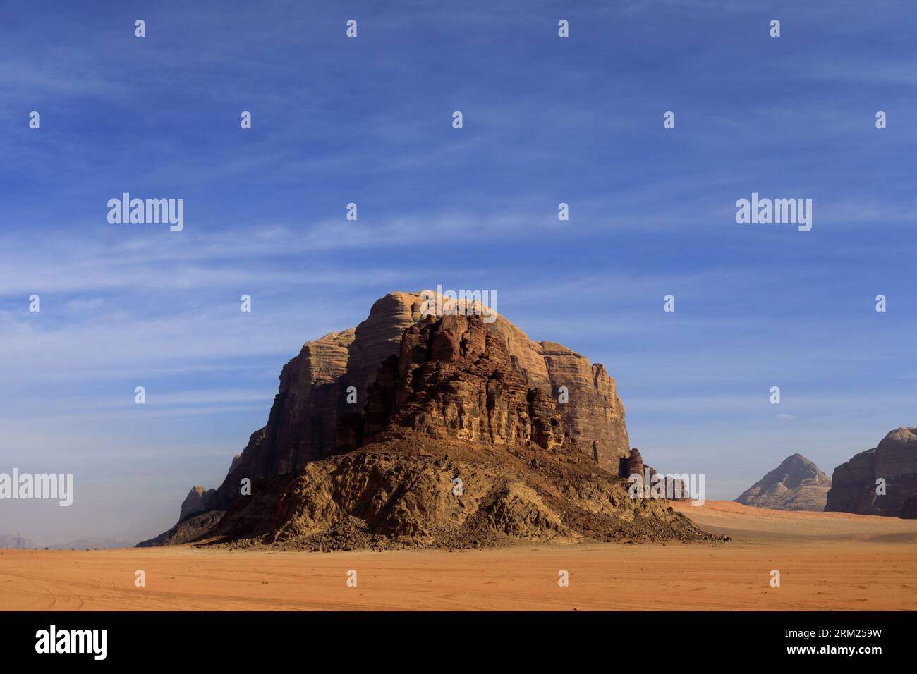 Overview of the Jebel Umm Al Ishrin rock, Wadi Rum, Unesco World ...