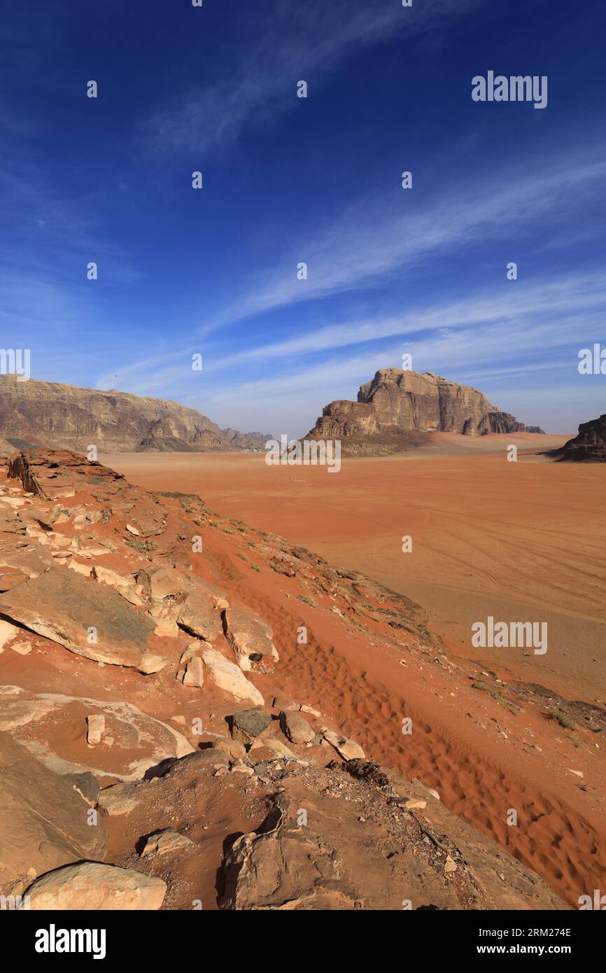 Overview of the Jebel Umm Al Ishrin rock, Wadi Rum, Unesco World ...