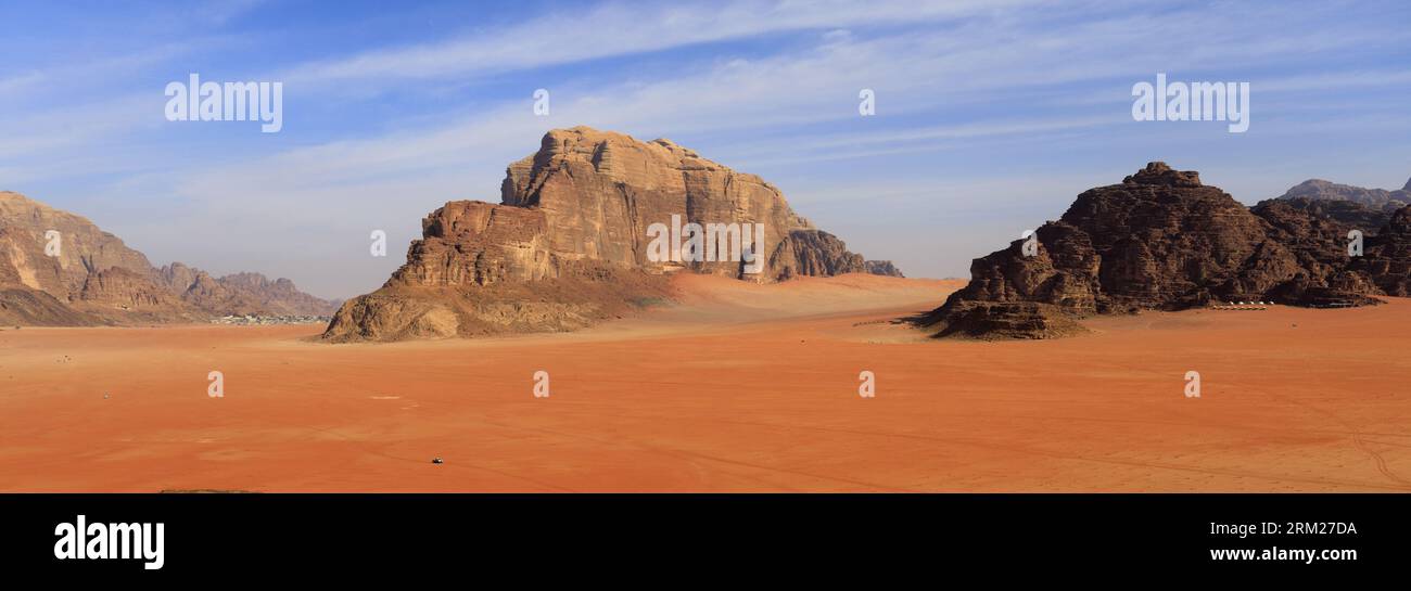 Overview of the Jebel Umm Al Ishrin rock, Wadi Rum, Unesco World ...