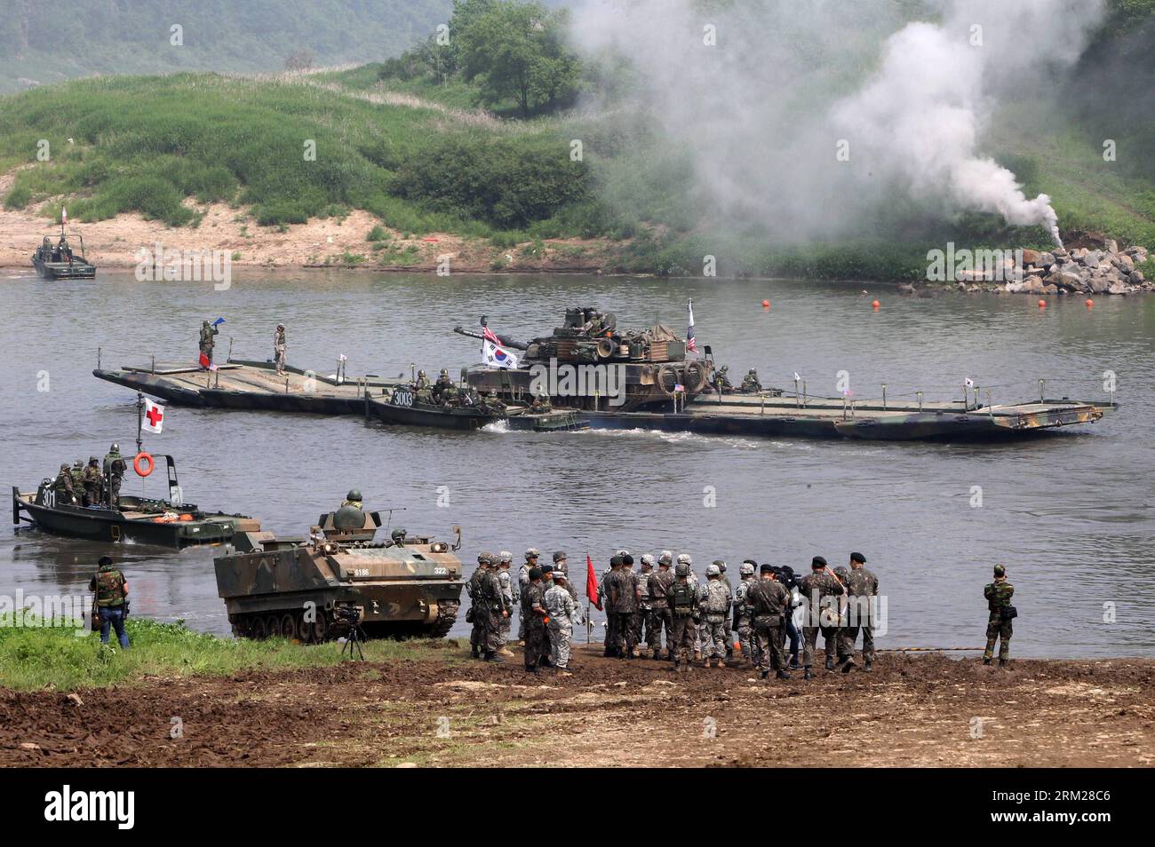 Soldiers driving a tank hi-res stock photography and images - Alamy
