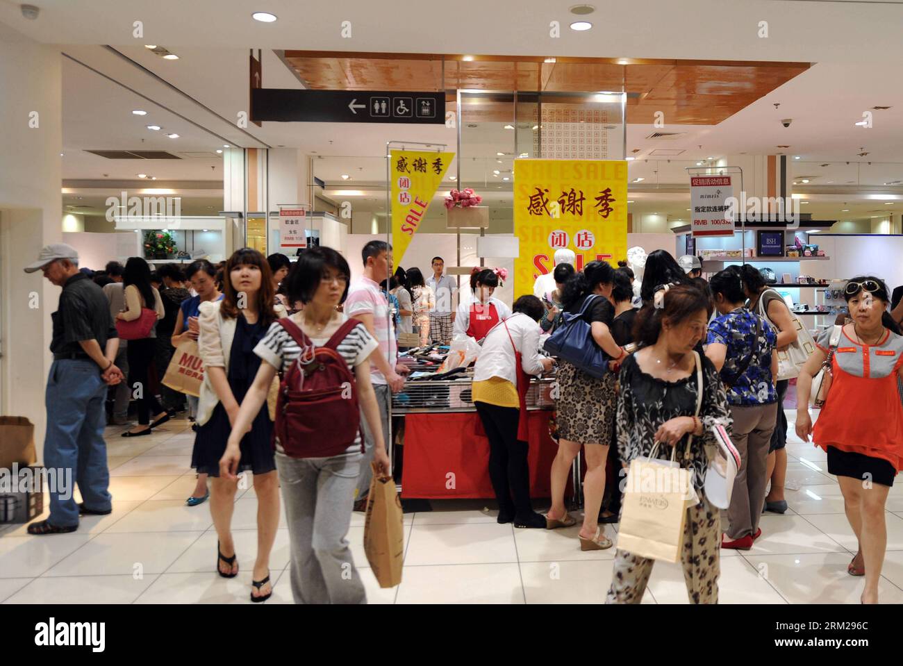 Isetan mitsukoshi department store hi-res stock photography and images ...