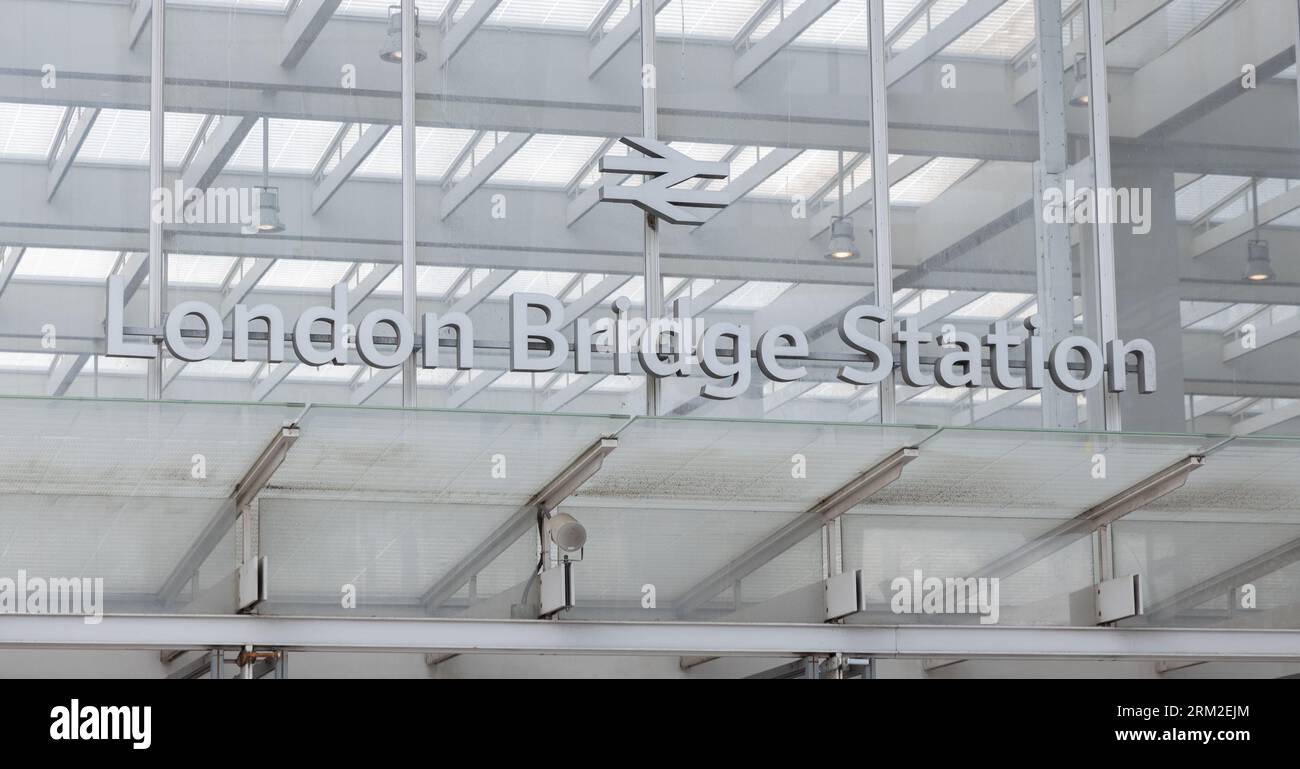London Bridge Station Entrance Stock Photo - Alamy
