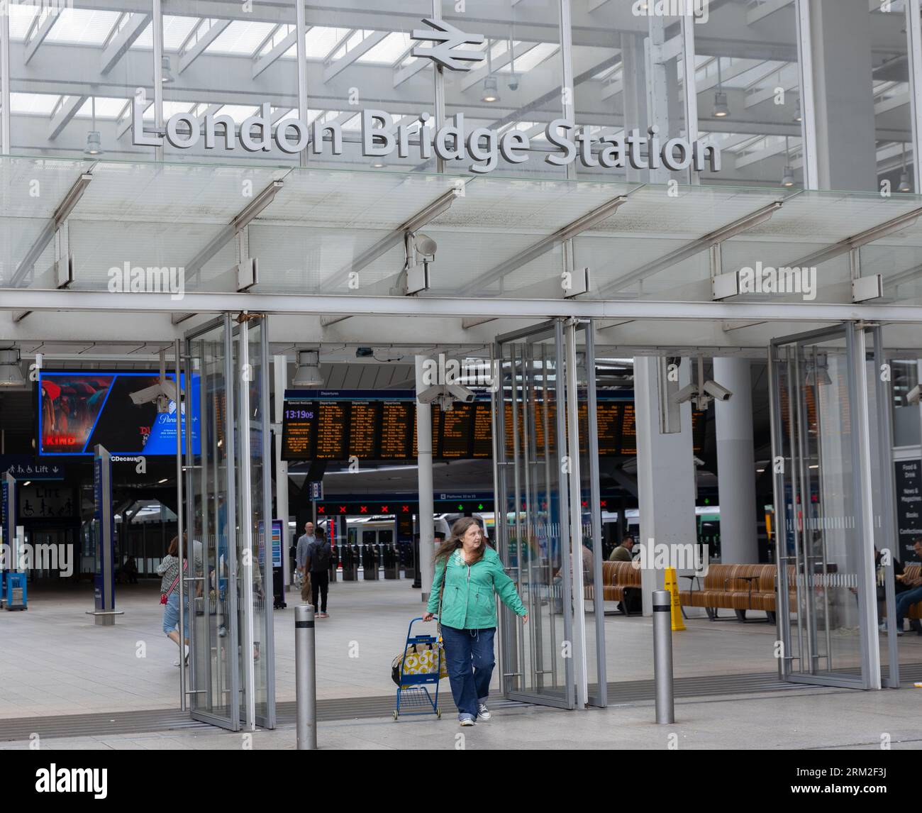 London Bridge Station Entrance Stock Photo - Alamy