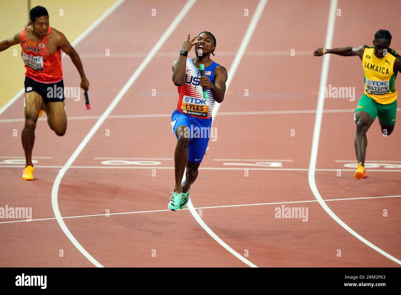 Noah Lyles, of the United States, center, celebrates anchoring his team ...