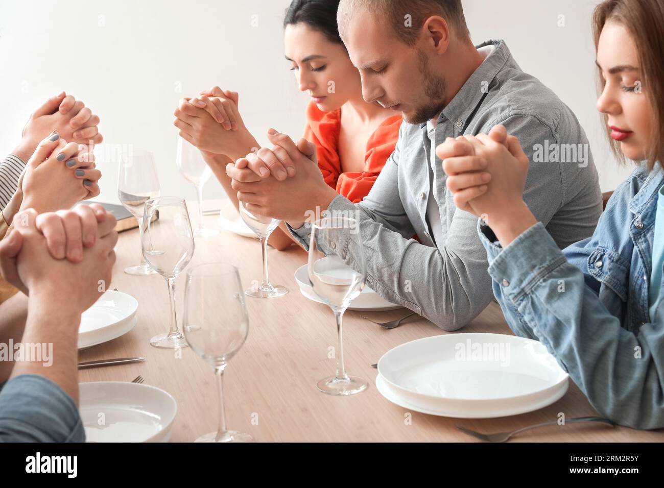 Family praying dining table hi-res stock photography and images - Alamy