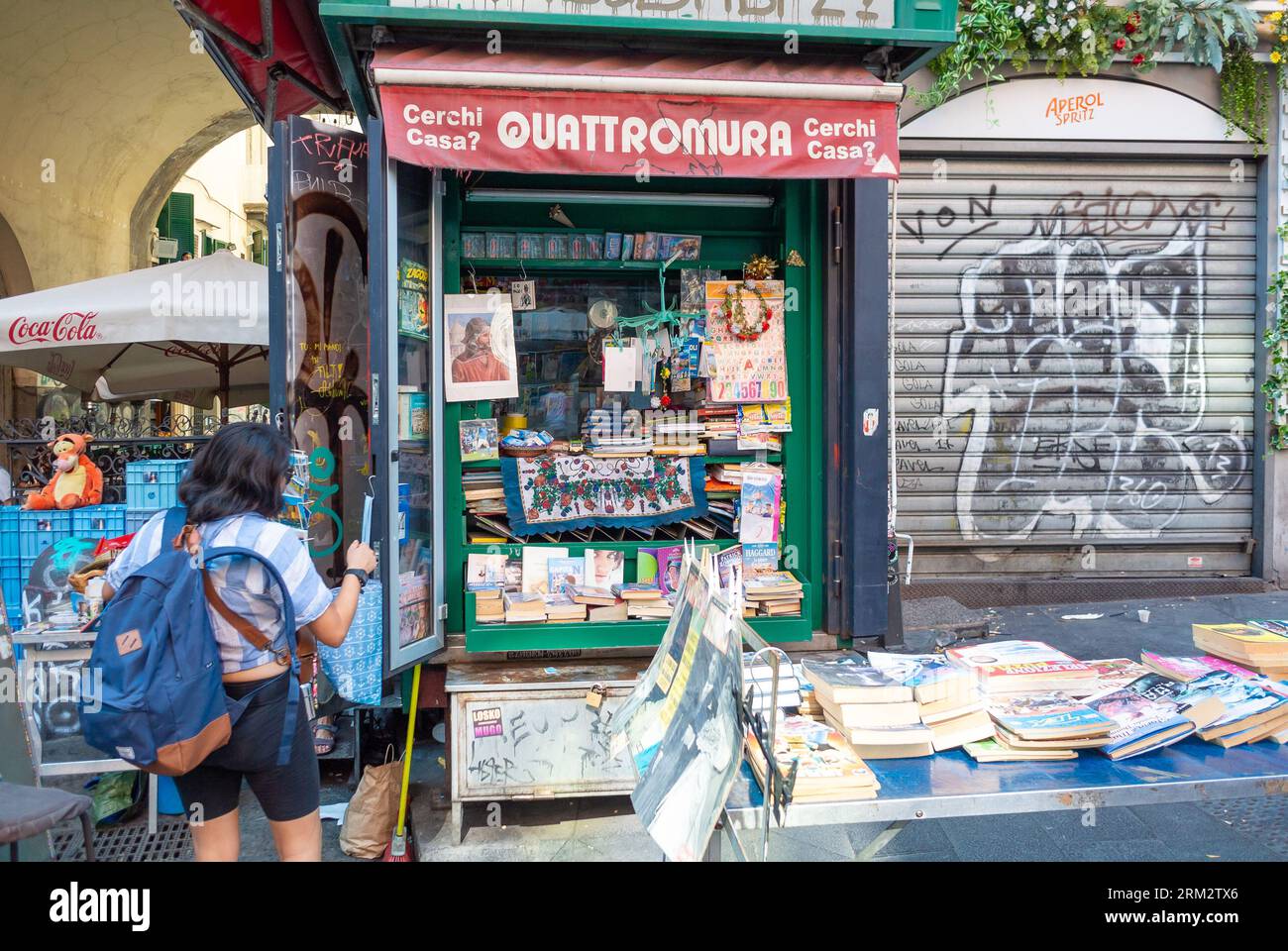 Bookstore vintage female hi-res stock photography and images - Alamy