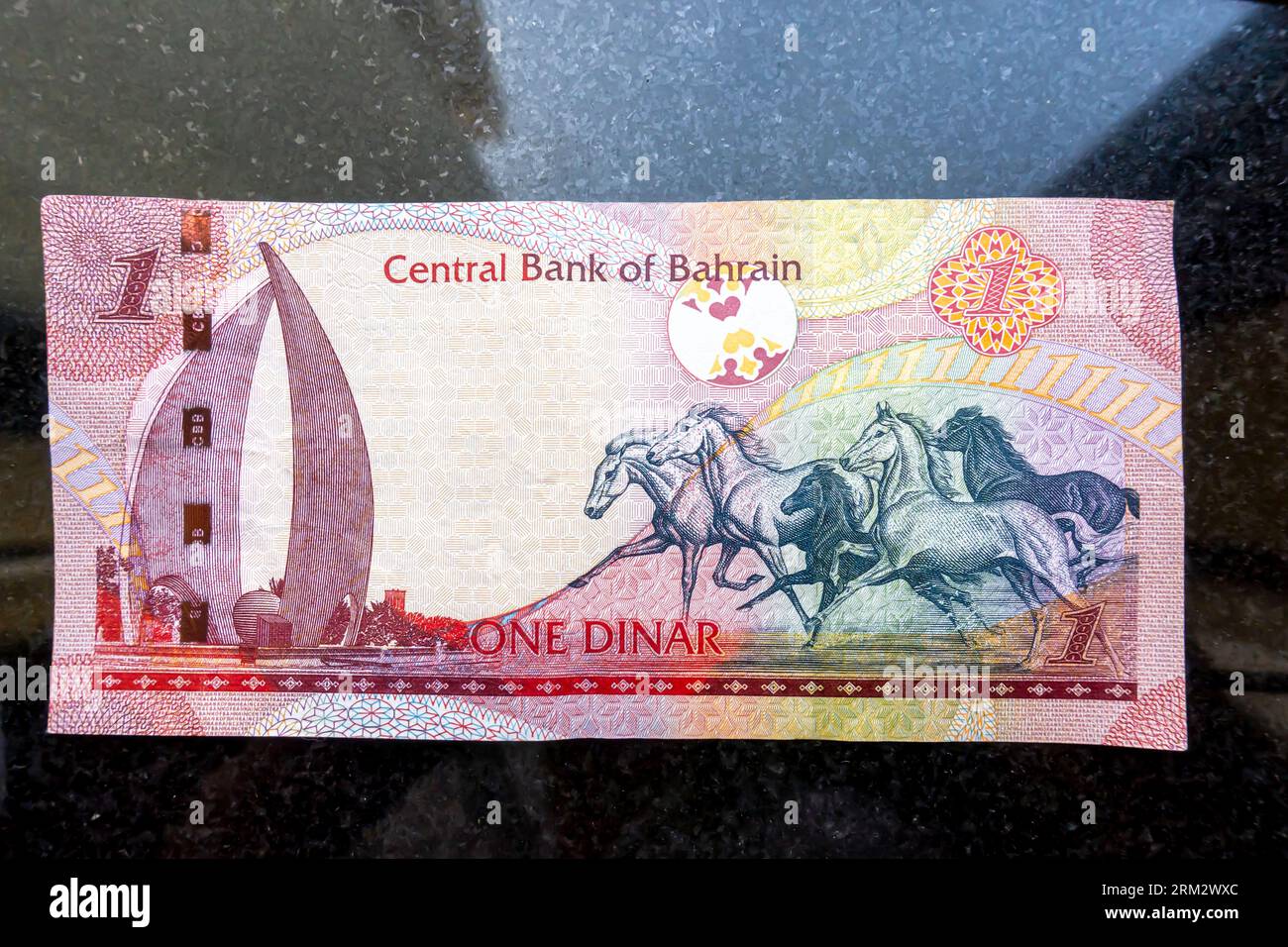 One dinar Bahrain banknote, front side Stock Photo - Alamy