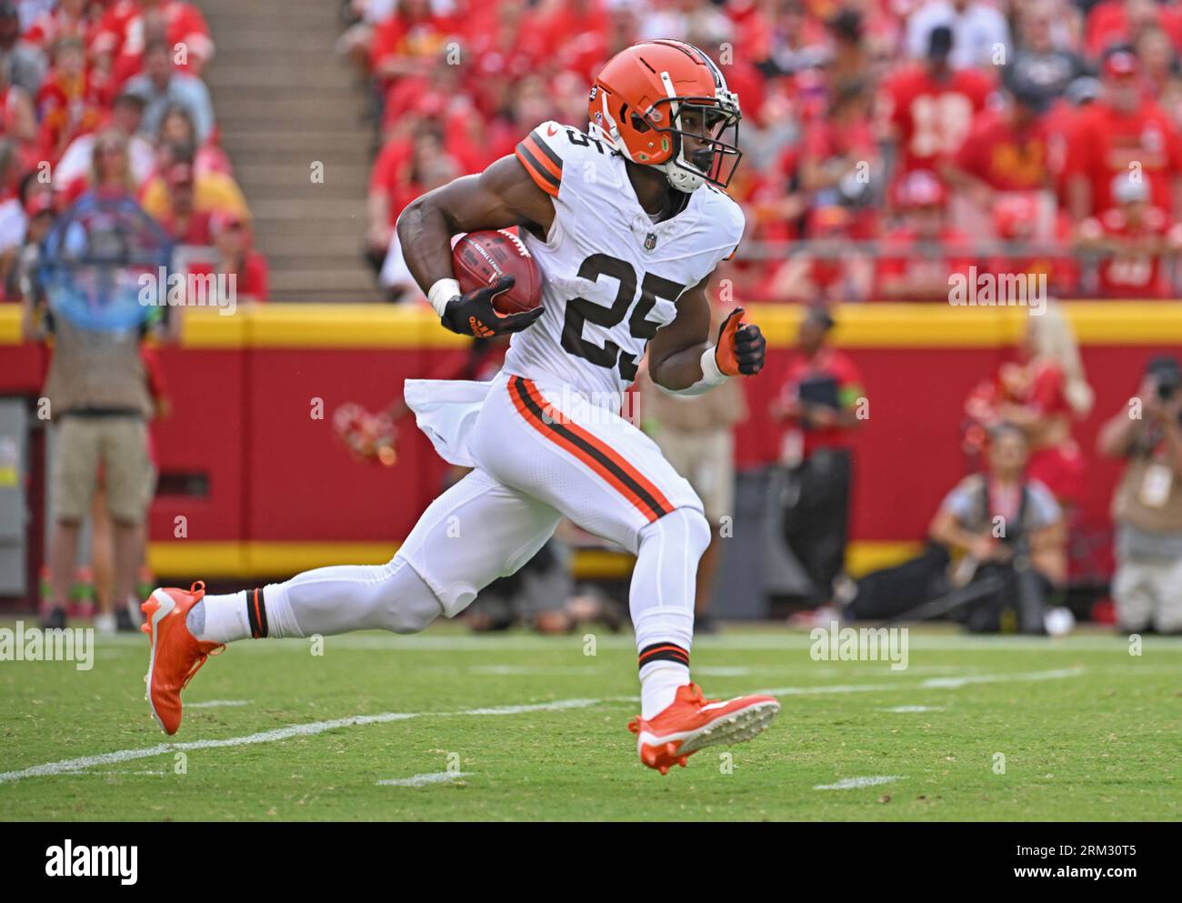 Cleveland Browns running back Demetric Felton Jr. (25) returns a ...