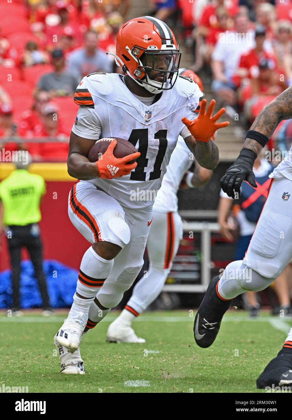 Cleveland Browns running back John Kelly Jr. (41) runs with the ball ...