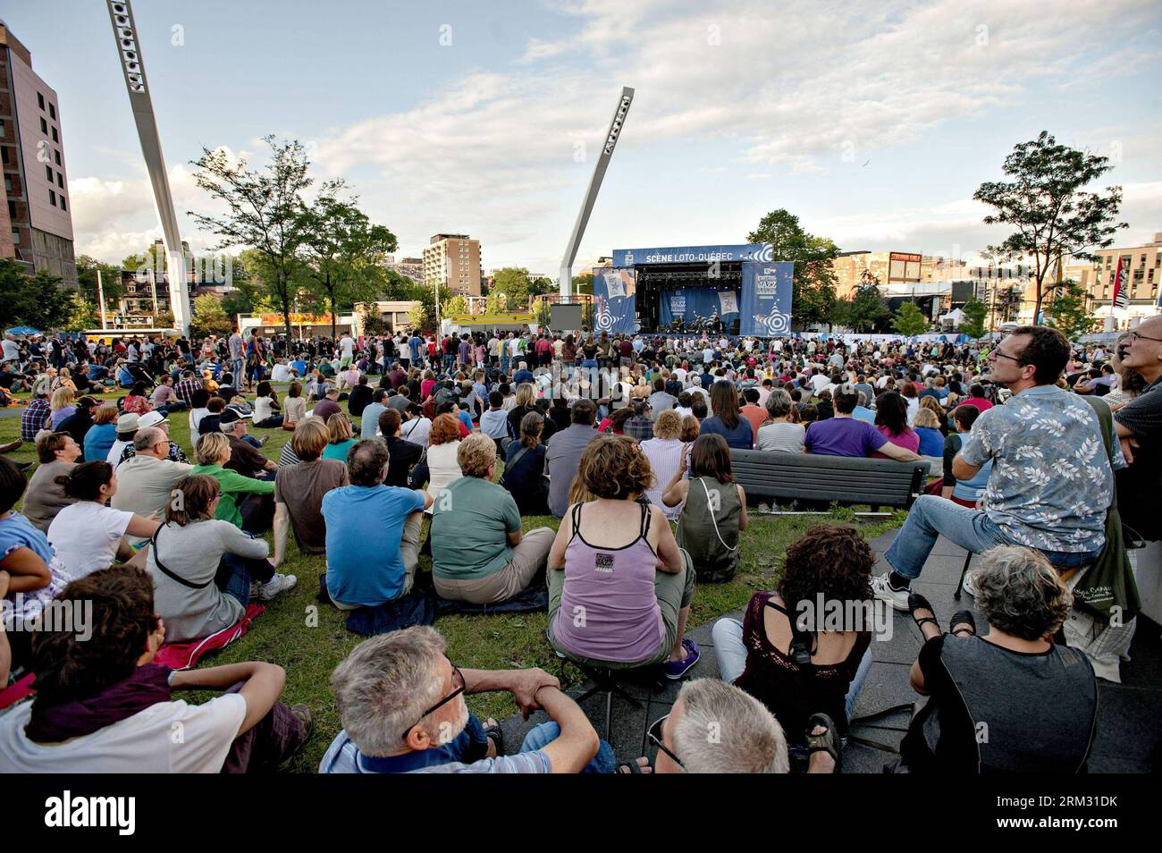 Indoor concert hi-res stock photography and images - Alamy