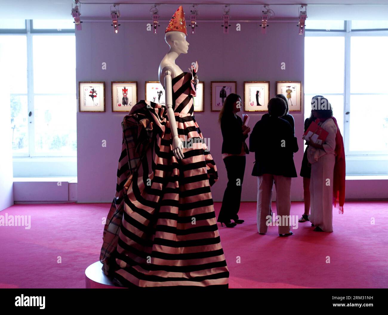 Couture schiapareli hi-res stock photography and images - Alamy